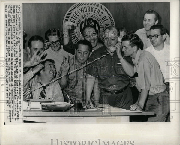 1971 Press Photo Members of the Steelworkers union - RRW66949 ...