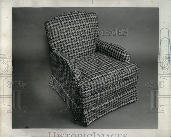 1975 Press Photo sagging old chair junk heap - RRW66965 - Historic Images