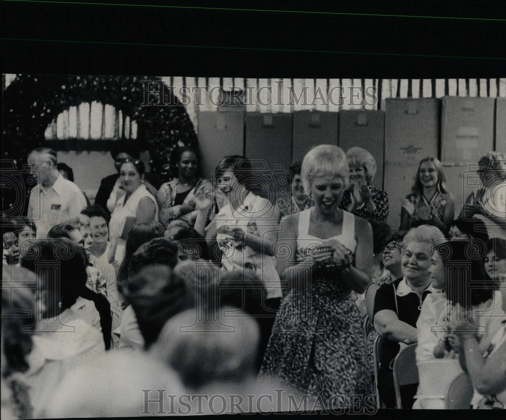 1975 Press Photo Tupperware Distributors Sales Meeting - RRW91479 ...