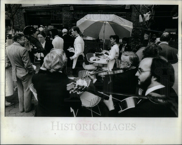 1982 Strolling Musicians Louis Mall - Historic Images