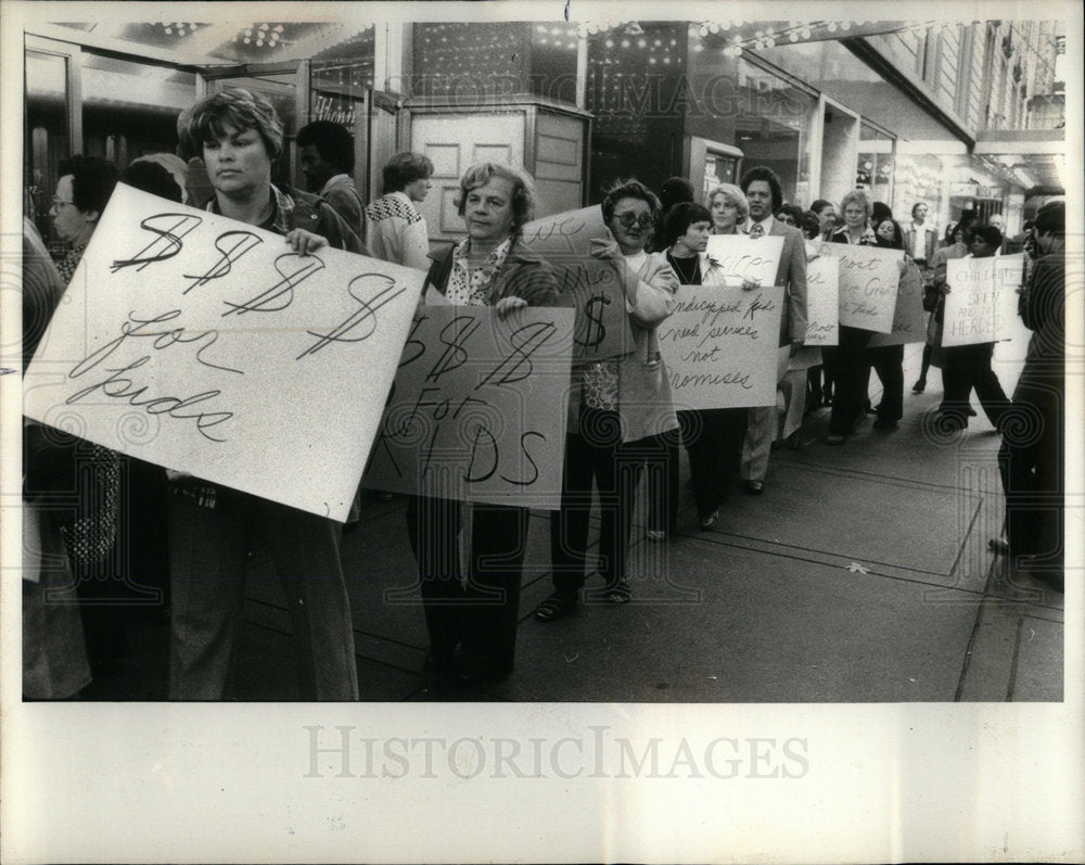 1977 Jonah Reeves Mother Picket Children - Historic Images