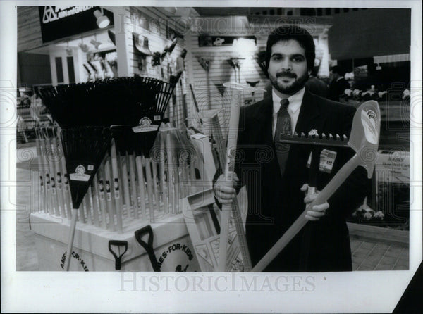 1993 Cary Gregory at Lawn and Garden show. - Historic Images