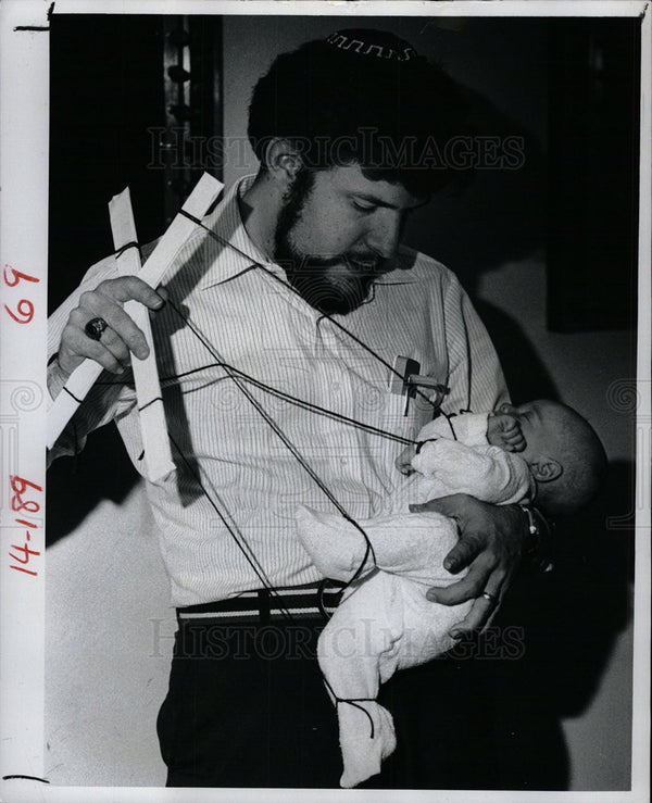 1981 Ed Frankel Son Purim Jewish Ceremony - Historic Images