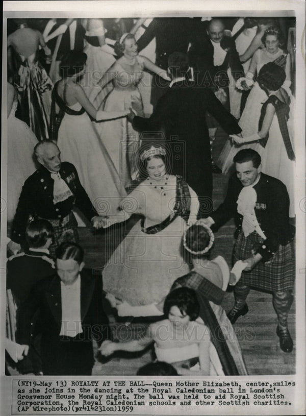 1959 Queen Mother Elizabeth Caledonian Ball - Historic Images