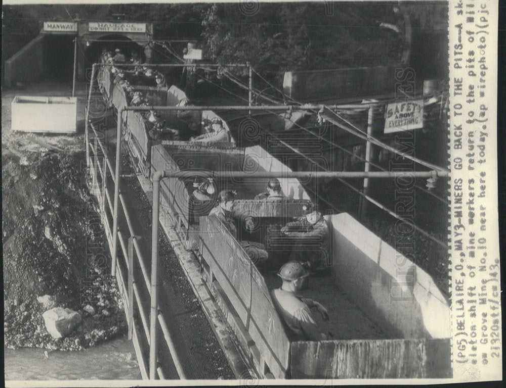 1943 Skeleton Shift Worker Willow Grove Pit - Historic Images