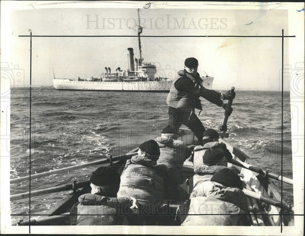 1942 Coast Guard cutter Chelan lifeboat - Historic Images