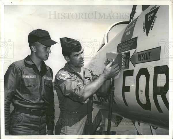 1966 Press Photo Leuitnant Terry Isaacson Fire Force - Historic Images