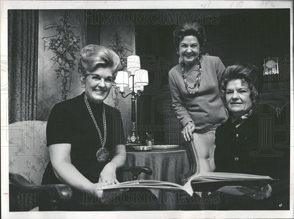 1971 Press Photo Ahlborg Herman cates Mrs William Neil - Historic Images