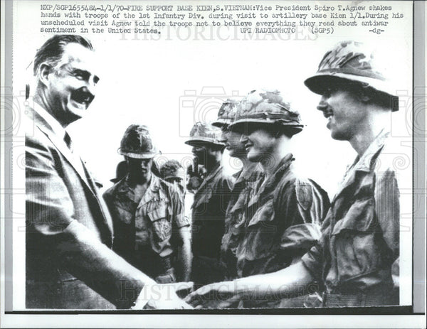 1970 Press Photo Spiro Agnew troops artillery base Kien - Historic Images