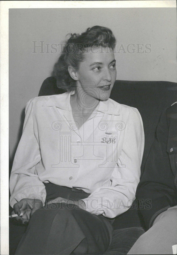 1943 Press Photo Mrs Christopher Cusack Sits Room Sofa - Historic Images