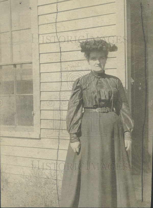 Press Photo Mrs. Mickell Pose In Front Of Building - Historic Images