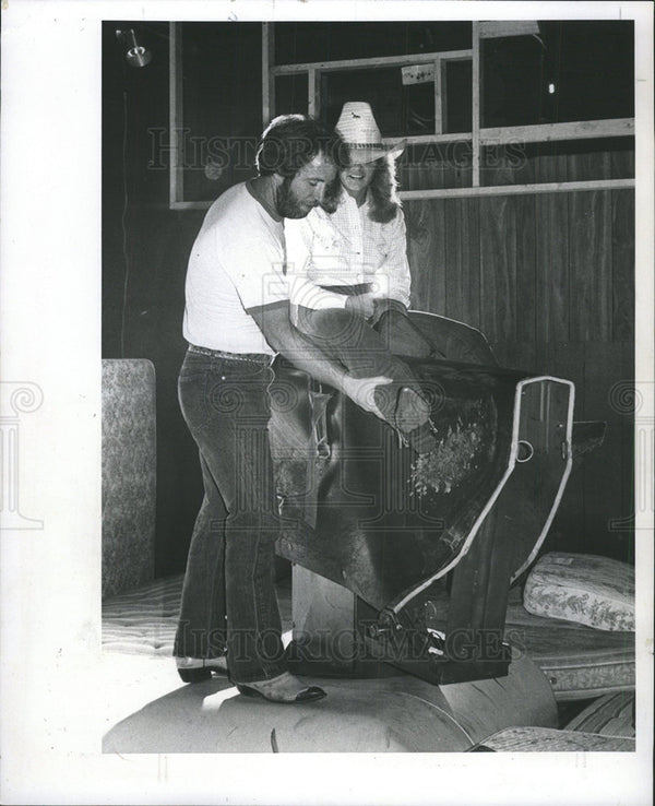 1980 Press Photo Gary and Cindy Cooksey tackle the Bull - Historic Images