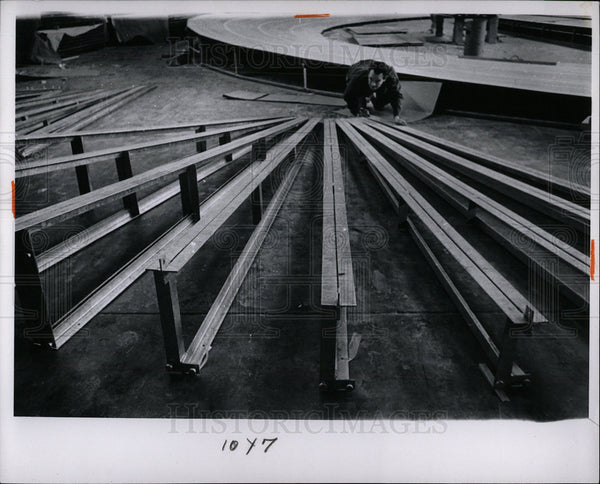 1965 Press Photo Al Hester, worker at Cobo Arena - Historic Images