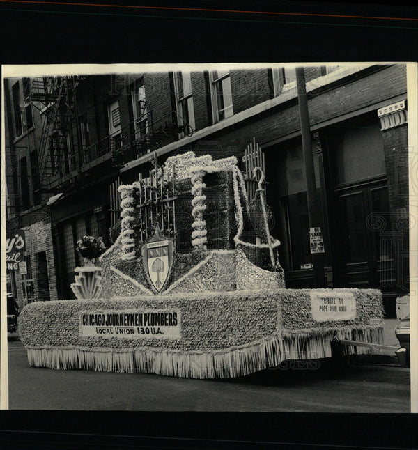 1964 Press Photo Pope John XXIII Float Chicago Plumbers - Historic Images