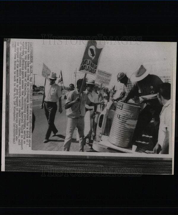 1969 Press Photo Striking Grape Pickers Calexico - Historic Images