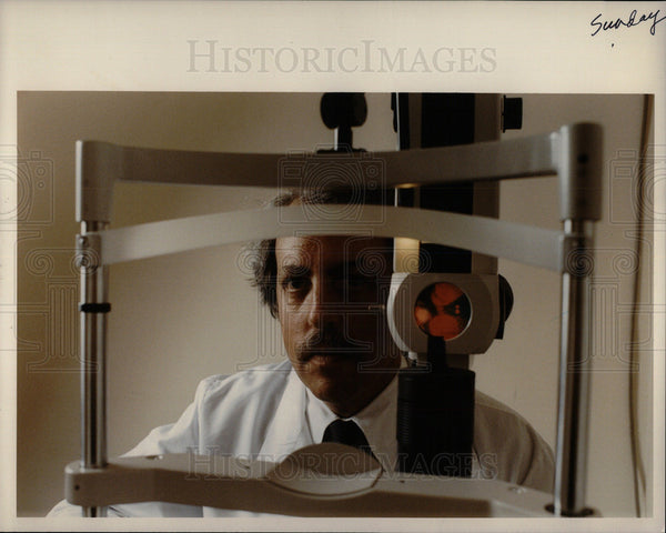 1990 Press Photo Ronald N Coburn Cataract Doctor Mich - Historic Images