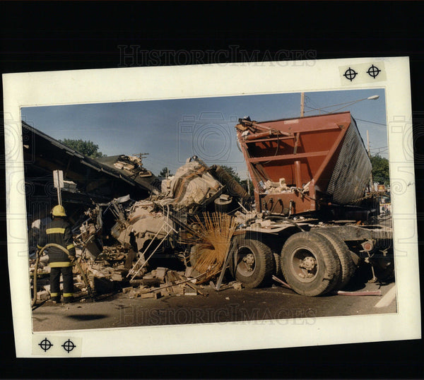 1989 Press Photo Rescue Workers Clear Wreckage - Historic Images