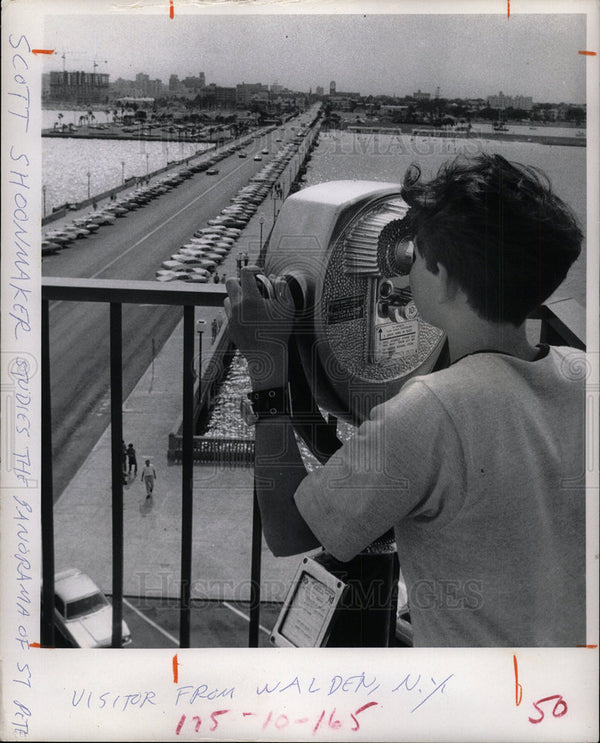 1973 Press Photo Scott Shoonmaker studies a panorama - Historic Images