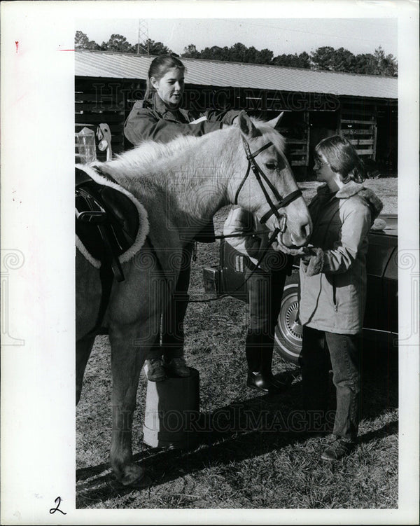 1985 Press Photo Dana Ives Ruth Henry Groom Goldy Horse - Historic Images