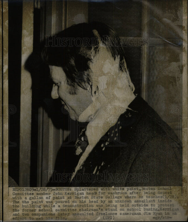 1975 Press Photo John Kerrigan doused with paint - Historic Images
