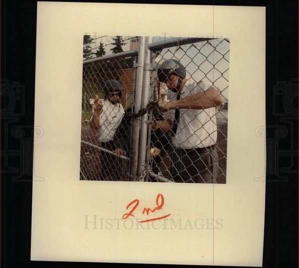 1984 Press Photo Security Guards Lock the Gates - Historic Images