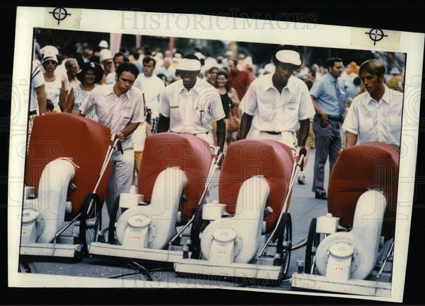 1989 Press Photo Disney-world Cleaning Staff - Historic Images