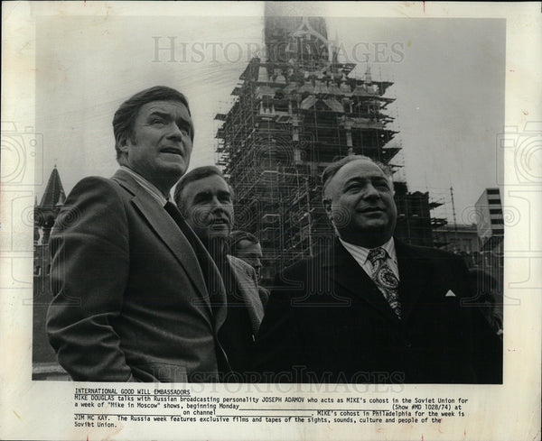 1974 Press Photo Mike Douglas Joseph Adamv show host - Historic Images