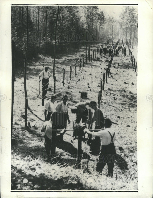1939 Press Photo Swiss Lace Makes Military Nazi Troops - Historic Images