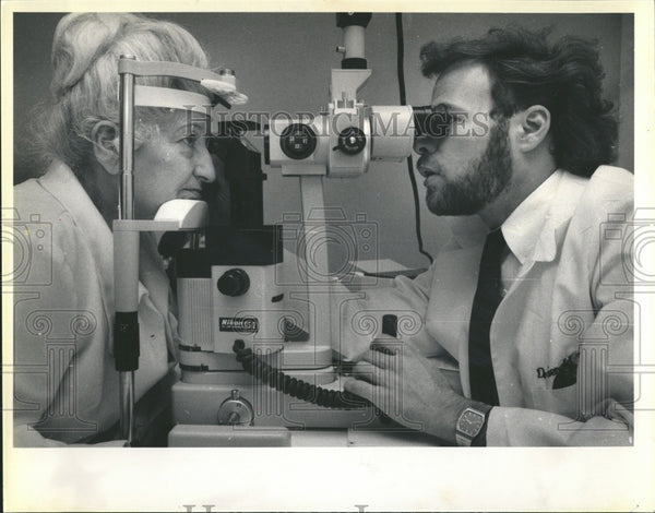 1984 Press Photo Dr. Gerald Horn Using Laser On Mildred- RSA06983 ...