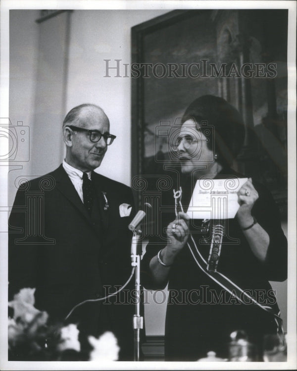 1967 Press Photo Dr. Wynn Laurence LePage receives the Americanism Med ...