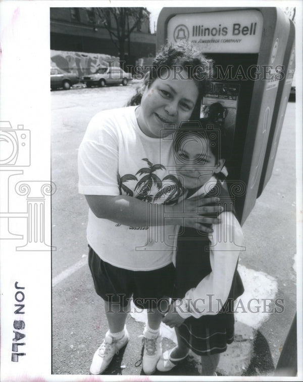 1993 Chicago Sun-Times paper carrier Isabel Brown hug from her mom ...