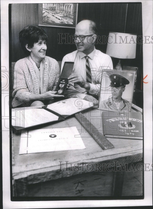 1970 Mr Mrs Edward Kaleta Pfc Charles Vietnam mementos Air Medal ...