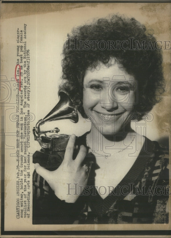 1976 Singer Songwriter Ian Holding Grammy Award Pop Female Artist ...