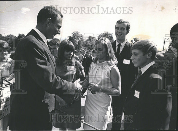 1967 Press Photo .Frank Evan Vista Volunteer Hubert Humphrey - Historic ...