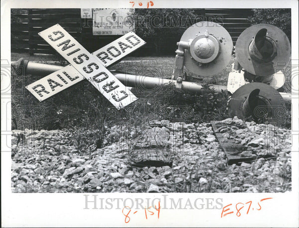 1975 Press Photo Old Seaboard Coast Line Grade flashing lights Sign ...