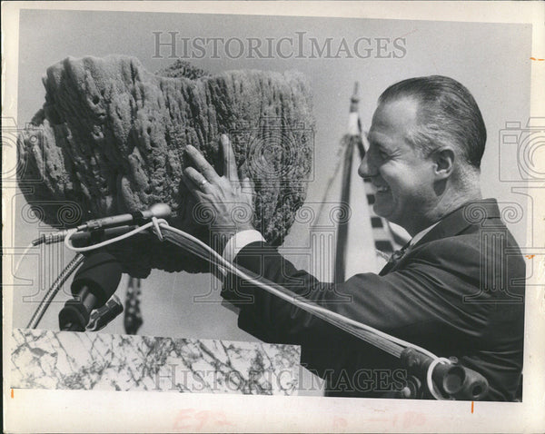 1969 Press Photo Vice President Spiro T Agnew Display Great Sponge Tar ...