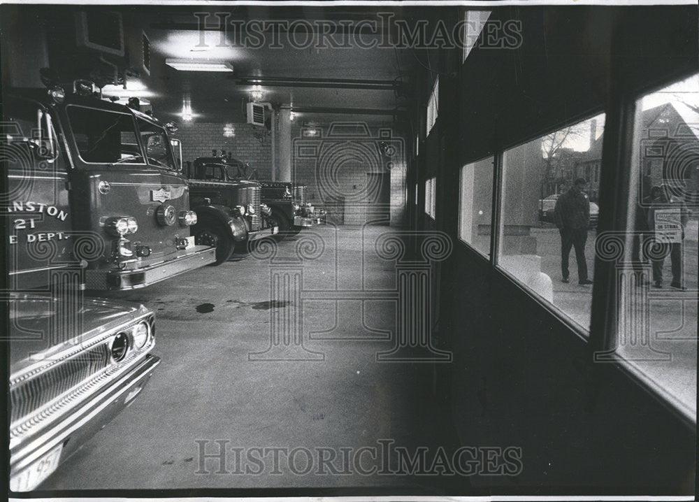 1974 Press Photo Strike Fireman Engine Truck Firehouse Stand Idle Empl ...