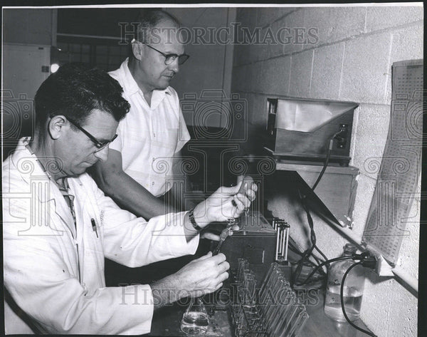 1961 Press Photo Denver Teacher CSU Clyde Lambert Quitman St Science ...