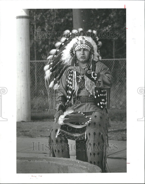 1982 Press Photo Robert Back bull Dressed Attire plains Indian Culture ...