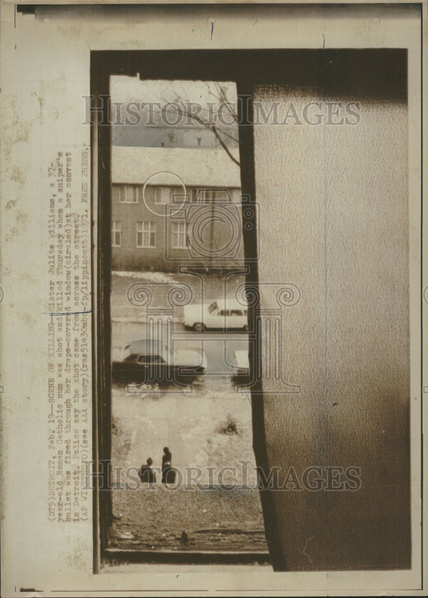 1971 Press Photo window where sniper bullet entered, killed Detroit nu ...