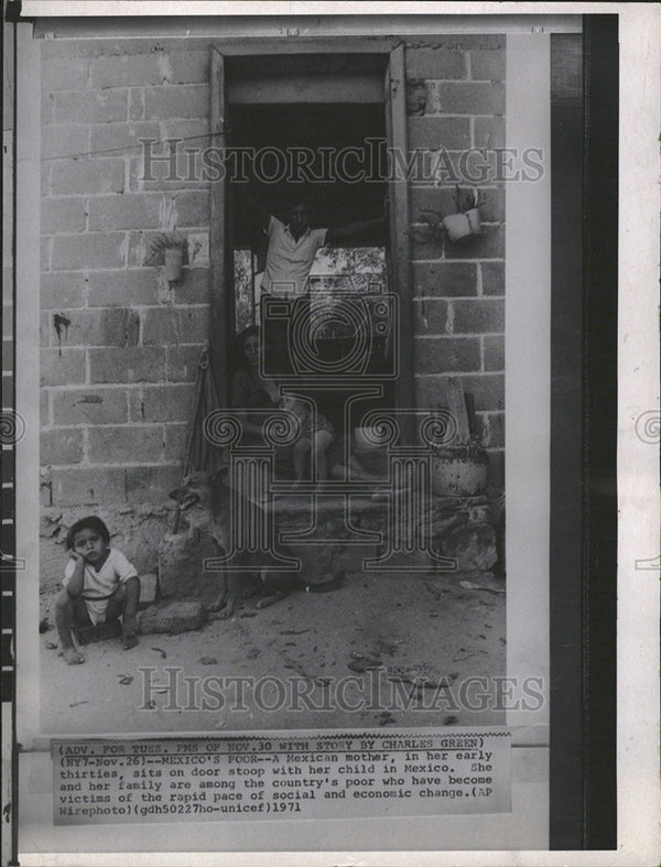 1971 Press Photo Mother Thirty Door Stoop Child Mexico Poor Rapid Pace ...