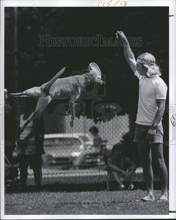 1977 Press Photo Brutus fetches Frisbee Mike Straub Fred Victorin ...