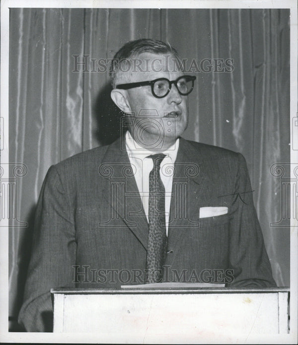 1955 Press Photo William Nicholson wear suit spectacle speak stage ...