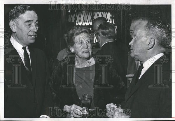 1965 Press Photo Mrs.Henry Van Schaack and Ernest Erskine Have a Meeti ...