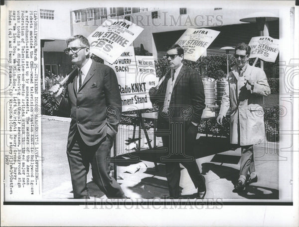 1967 Press Photo Pickets CBS owned television station KNXT Hollywood m ...