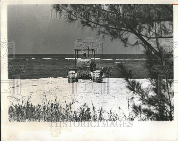 1974 Press Photo Manatee County Park and Recreations Dept worker clear ...