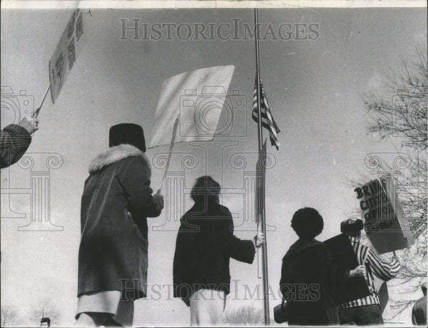 1968 Press Photo Anti-Busing Pickets At Bridge School In Chicago ...