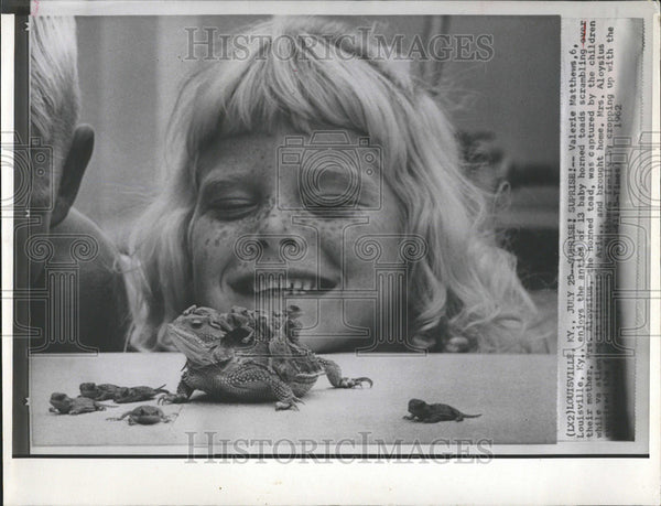 1962 Press Photo Little Girl Watching Baby Horned Toads With Mother ...