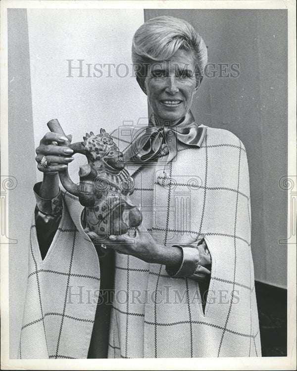 1968 Press Photo Mrs Henry Van Schaack model exhibit fashion show awar ...