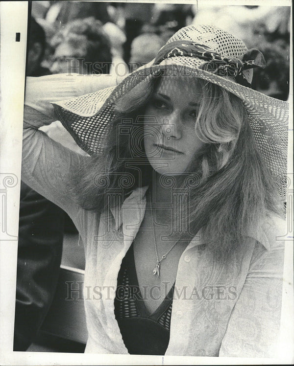 1975 Press Photo Lloyd Briggs White Cotton pith Helmet Debbie Forte Sh ...